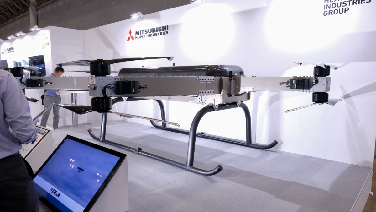 三菱重工、「とにかく重いものを運ぶ」ペイロード200kgの中型ドローン実機初展示 - ドローンジャーナル